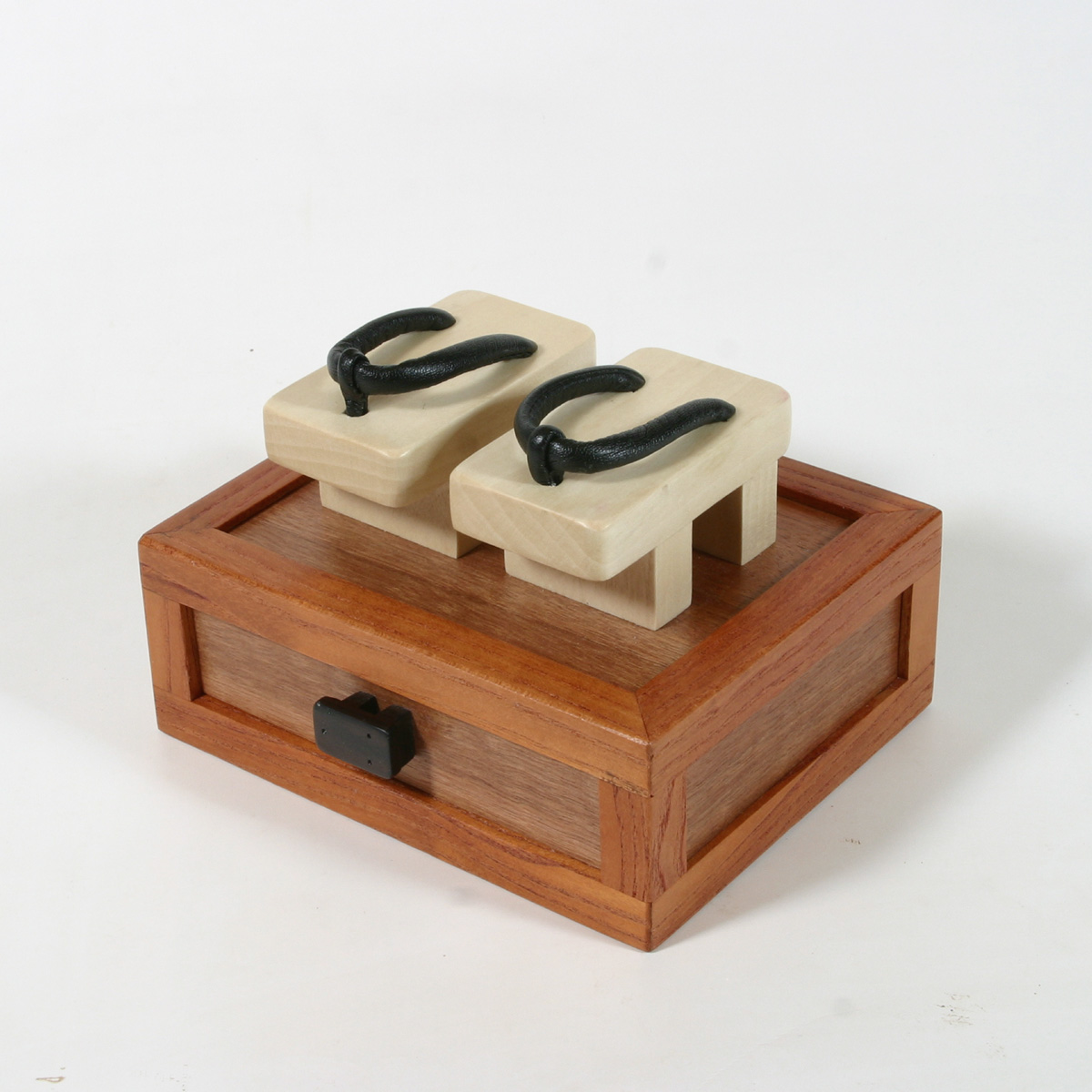 Japanese clogs | KARAKURI BOX